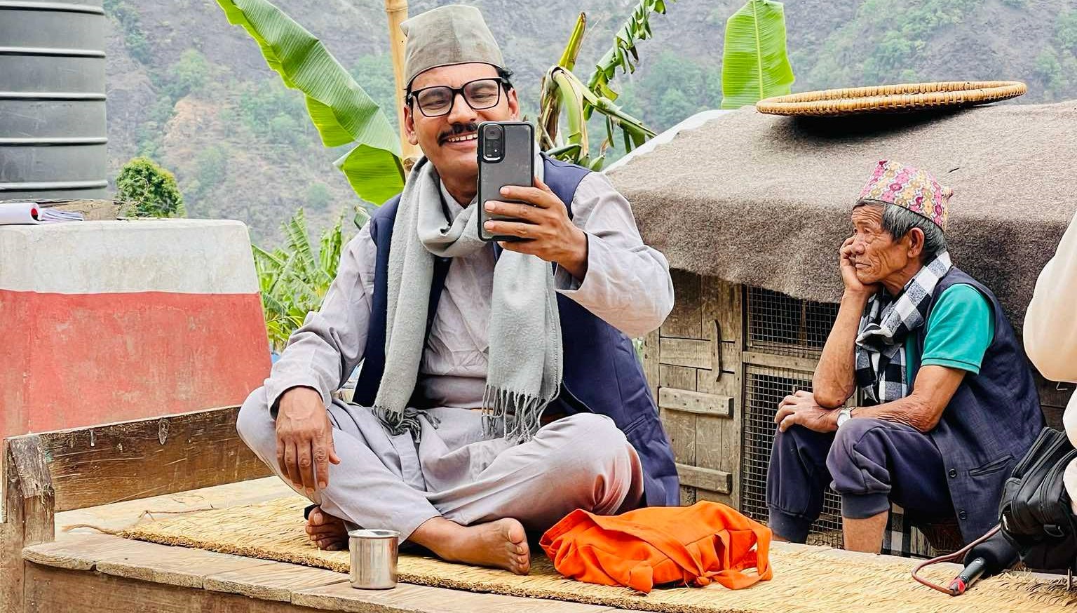 माइतीघरमा माग्ने वुढाको लुक्स - Cinema Sansar